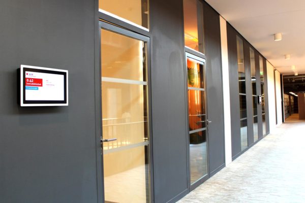 Better orientation through digital door signs